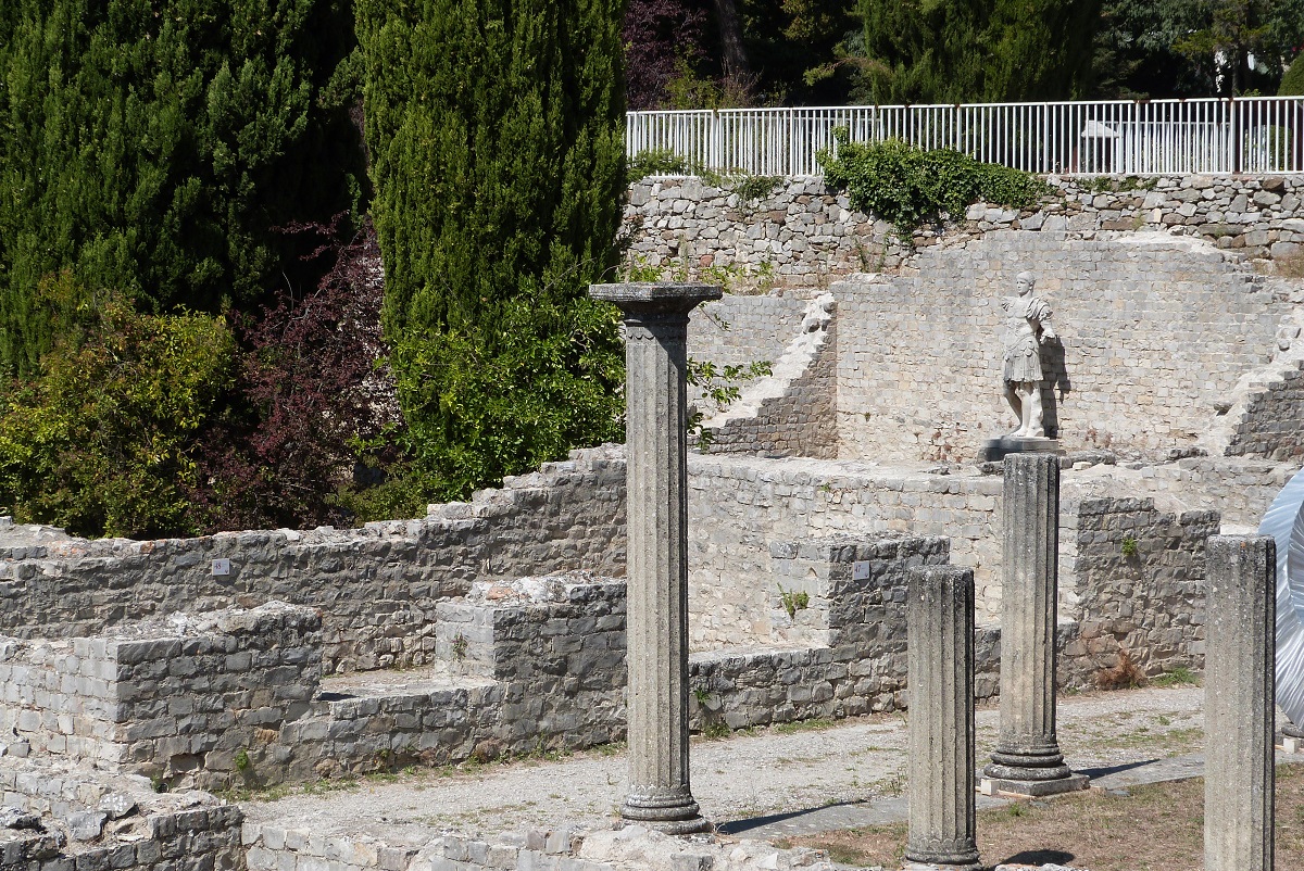 Vestiges des pièces d'une domus avec ses colonnades (4) - Jean-Marie ...