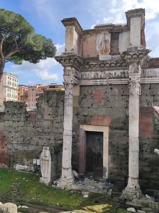 Vestige des colonnes du grand péristyle du forum de Nerva ou ...