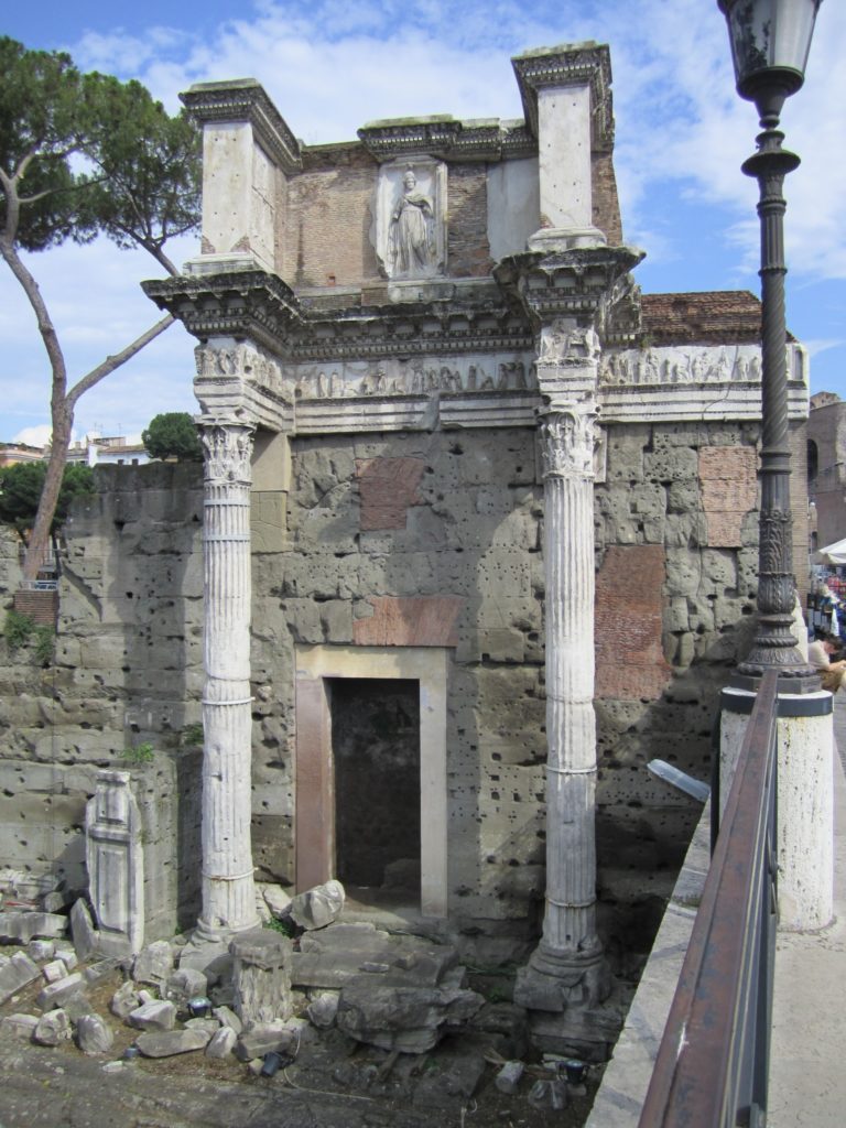 Vestige des colonnes du grand péristyle du forum de Nerva ou Transitorium. (4) - Jean-Marie Borghino