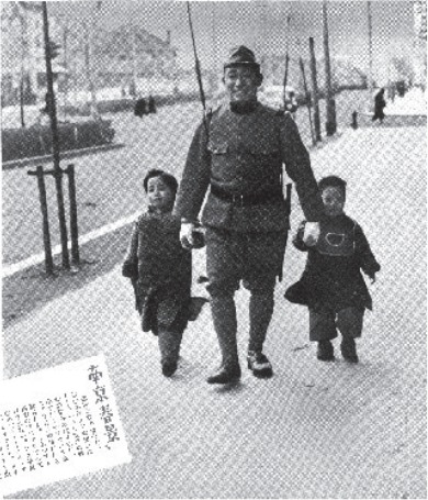 Propagande japonaise, ici un soldat japonais se promène avec deux ...